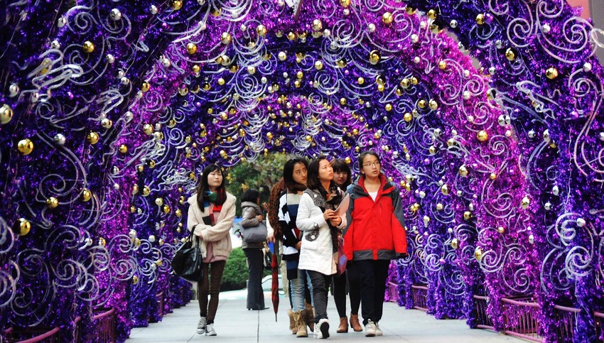 Take a look of the 23 Christmas Decorations Around the World ...