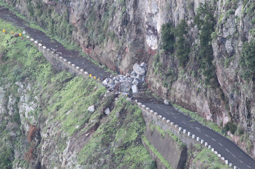 Handling Rock Falls and Car Damage During Trips - Amazing Places
