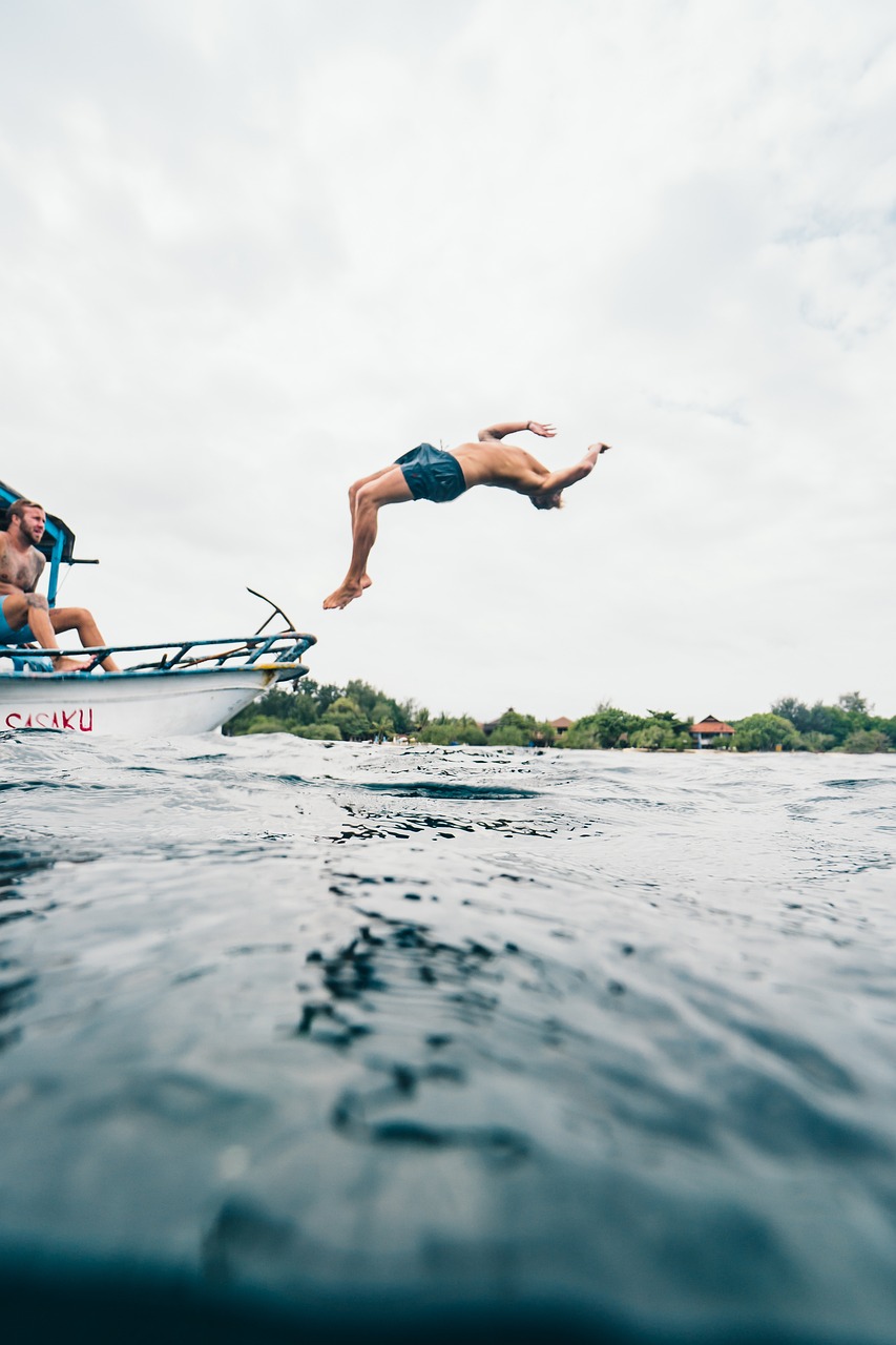 Boating on a Lake: 5 Safety Tips - YourAmazingPlaces.com
